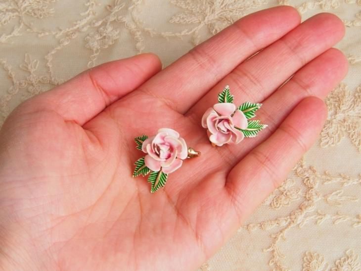 Trifari トリファリ ピンクエナメル ローズ 薔薇 イヤリング Trifari トリファリ ピンクエナメル ローズ 薔薇 イヤリング