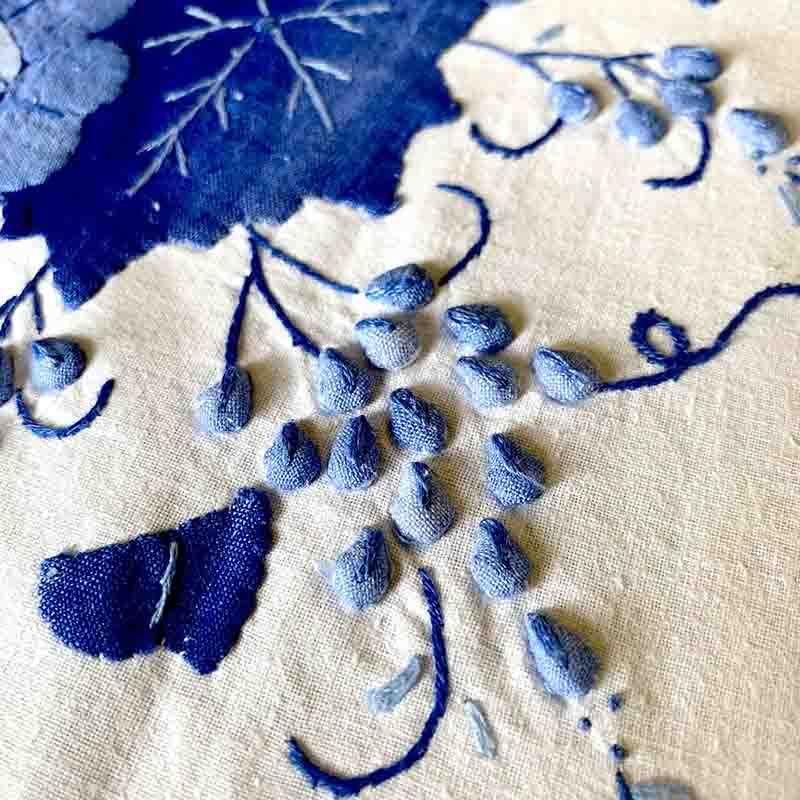 テーブルクロス 白無地にブルーの花刺繍 パッチワーク刺繍 大判 テーブルクロス 白無地にブルーの花刺繍 パッチワーク刺繍 大判