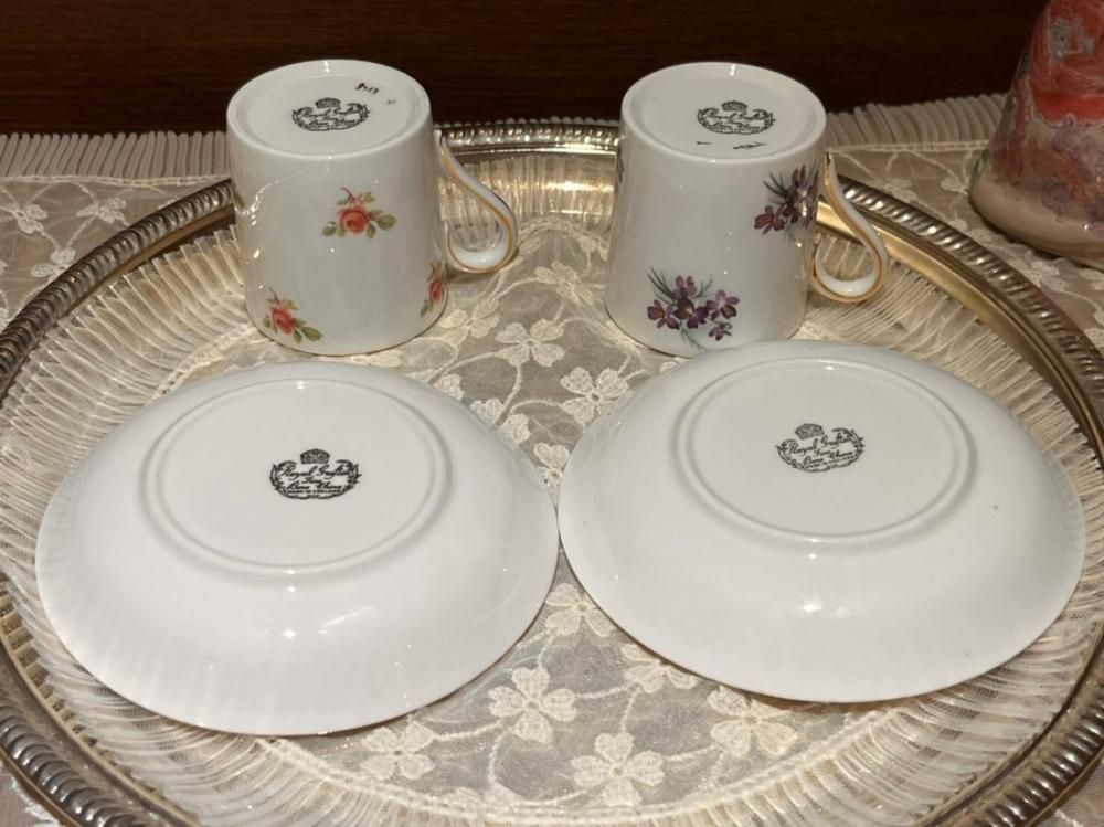 ロイヤルグラフトン 赤と紫の花柄デミタス カップ&ソーサー 2客 ロイヤルグラフトン 赤と紫の花柄デミタス カップ&ソーサー 2客
