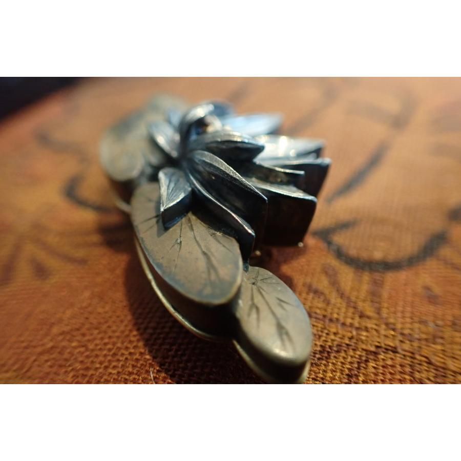 アンティーク帯留め 金工K9 『蓮の花』在銘 - ANTIQUE LEAVES アンティーク帯留め 金工K9 『蓮の花』在銘 - ANTIQUE LEAVES
