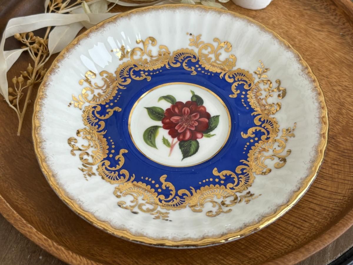 パラゴン 豪華なコバルトブルーと深紅色の花のカップ&ソーサー パラゴン 豪華なコバルトブルーと深紅色の花のカップ&ソーサー