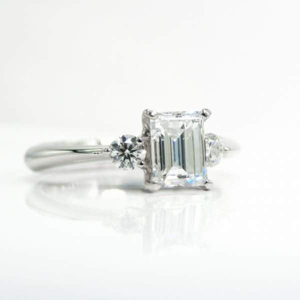 エメラルドカットダイヤモンドリング D 0.671ct E-VS2 0.14ct エメラルドカットダイヤモンドリング D 0.671ct E-VS2 0.14ct