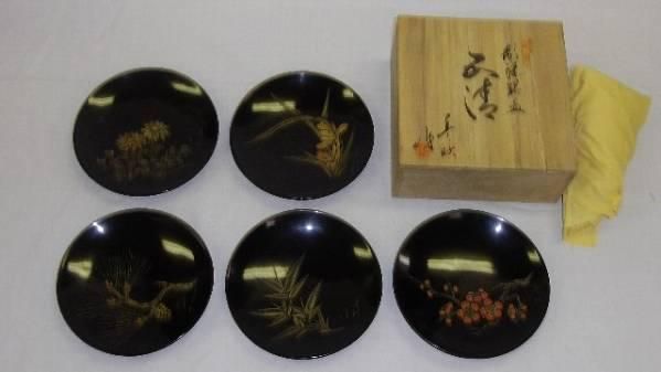 三彩彫漆銘々皿 五清 共箱 / 稲垣豊秋 (村上堆朱・新潟県伝統 三彩彫漆銘々皿 五清 共箱 / 稲垣豊秋 (村上堆朱・新潟県伝統