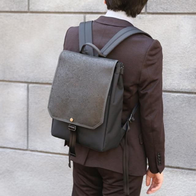 フラップリュック-UchiyamaCork直接販売- 黒いコルク生地が完成 フラップリュック-UchiyamaCork直接販売- 黒いコルク生地が完成