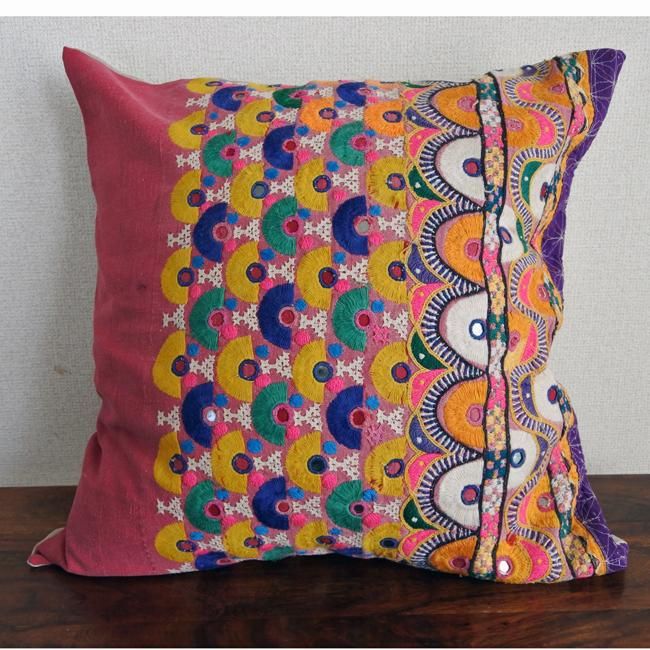 インド刺繍のクッションカバー インド刺繍のクッションカバー