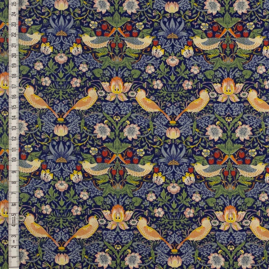 いちご泥棒|Blue Navy | V&A - 【キジキジ】布・生地の通販 いちご泥棒|Blue Navy | V&A - 【キジキジ】布・生地の通販