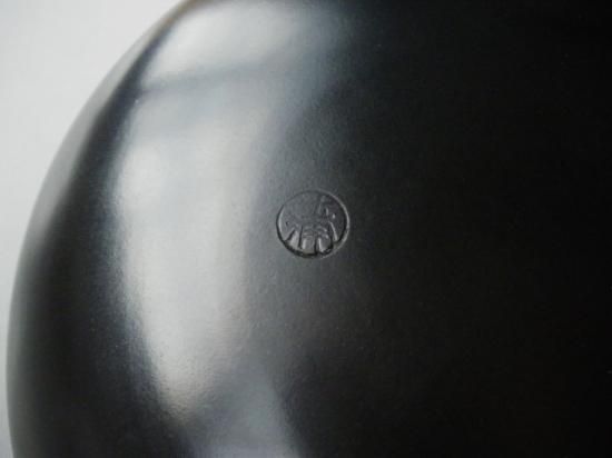 雲華焼黒陶灰器 風炉用 (共箱)蒲池窯 伊東征隆 - 茶道具販売 栗林園 雲華焼黒陶灰器 風炉用 (共箱)蒲池窯 伊東征隆 - 茶道具販売 栗林園