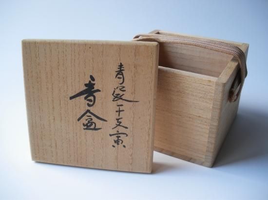 青瓷 干支「寅」 香合 (共箱)三代 諏訪蘇山 - 茶道具販売 栗林園 青瓷 干支「寅」 香合 (共箱)三代 諏訪蘇山 - 茶道具販売 栗林園