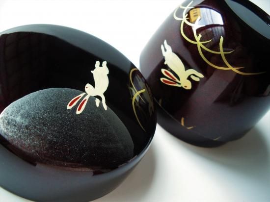 溜塗 月にうさぎ蒔絵中棗 (紙箱)東雲 - 茶道具販売 栗林園 溜塗 月にうさぎ蒔絵中棗 (紙箱)東雲 - 茶道具販売 栗林園