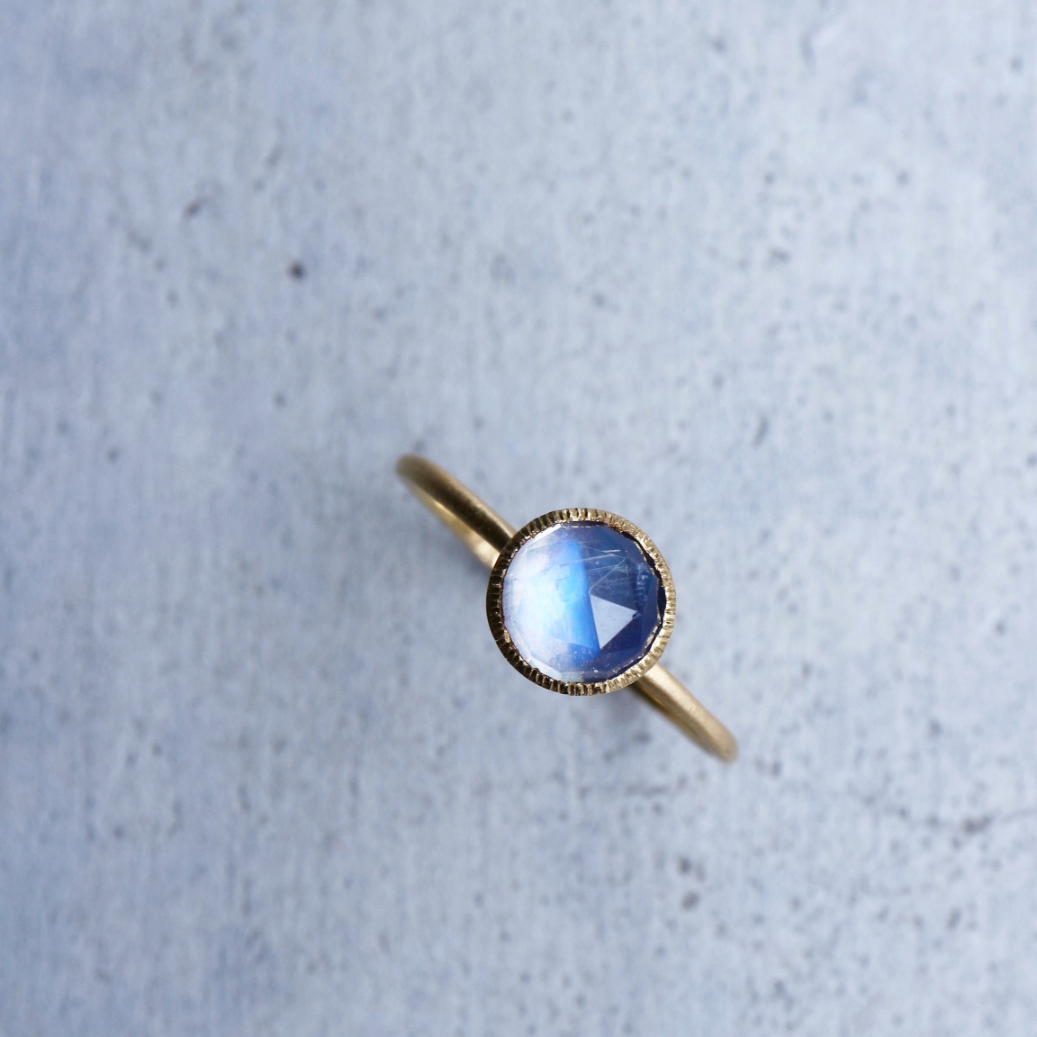 SATOMI KAWAKITA (サトミカワキタ) 6mm Rainbow Moonstone SATOMI KAWAKITA (サトミカワキタ) 6mm Rainbow Moonstone