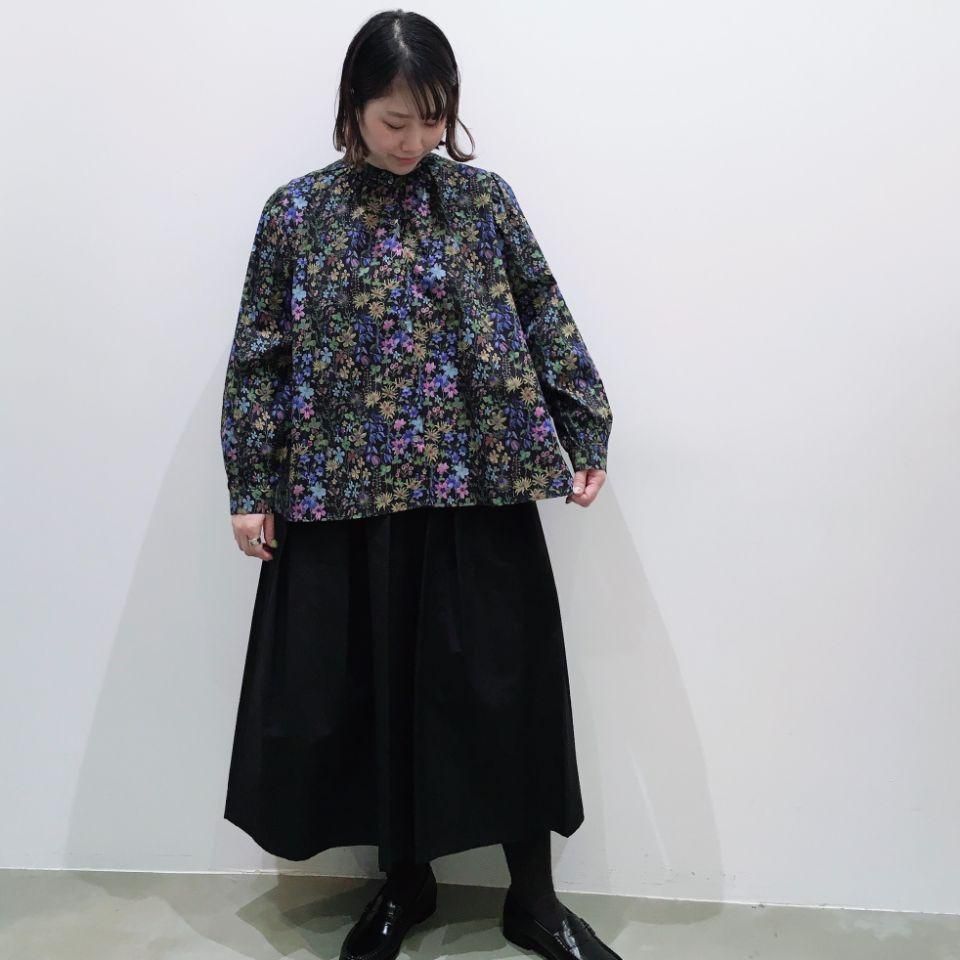 Parkes - リバティ柄 スタンドカラーのギャザーブラウス Parkes - リバティ柄 スタンドカラーのギャザーブラウス