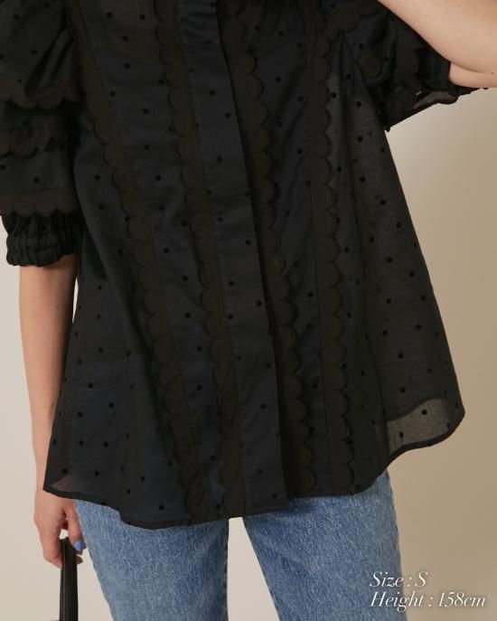 再入荷】スカラップティアードブラウス(ブラック×ブラックドット 再入荷】スカラップティアードブラウス(ブラック×ブラックドット