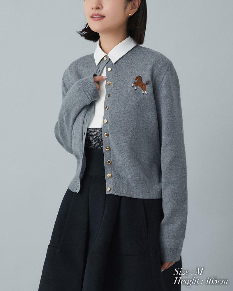ワンポイント刺繍カーディガン(レッド×ベージュ) - seventen ワンポイント刺繍カーディガン(レッド×ベージュ) - seventen