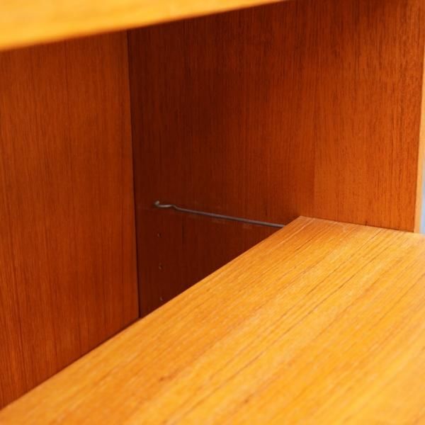 デンマークより入荷した、チーク材を使用したブックシェルフです デンマークより入荷した、チーク材を使用したブックシェルフです