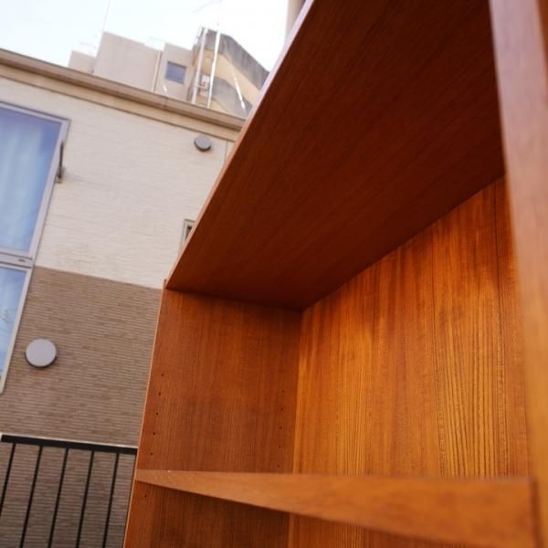 デンマークより入荷した、ブックシェルフです。シンプルで デンマークより入荷した、ブックシェルフです。シンプルで