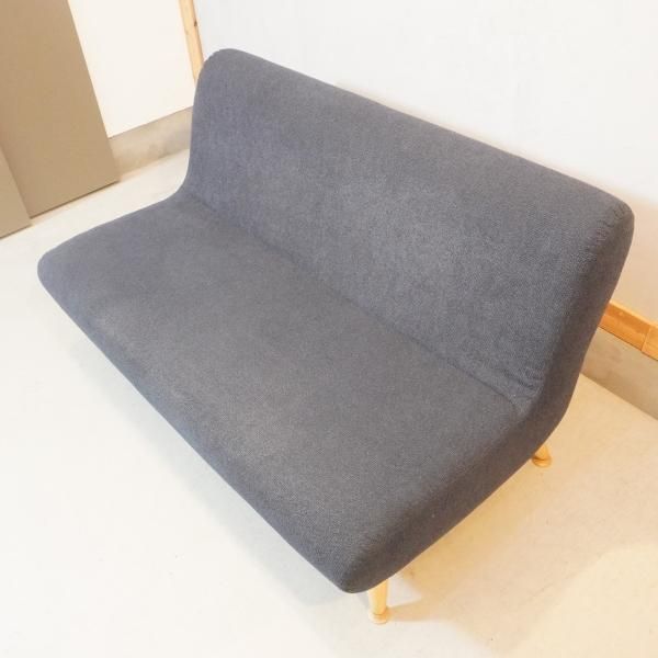 NOYES(ノイエス)のLounge(ラウンジ)2シーターソファです。丸みの NOYES(ノイエス)のLounge(ラウンジ)2シーターソファです。丸みの