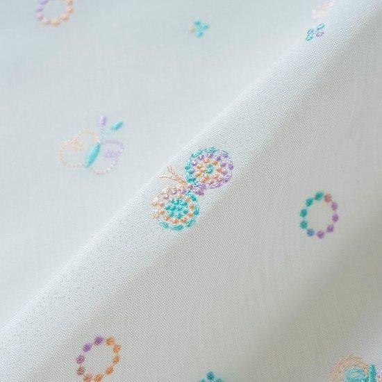 刺繍生地 【ランダム/ちょうちょ/オフホワイト/にじいろ 刺繍生地 【ランダム/ちょうちょ/オフホワイト/にじいろ