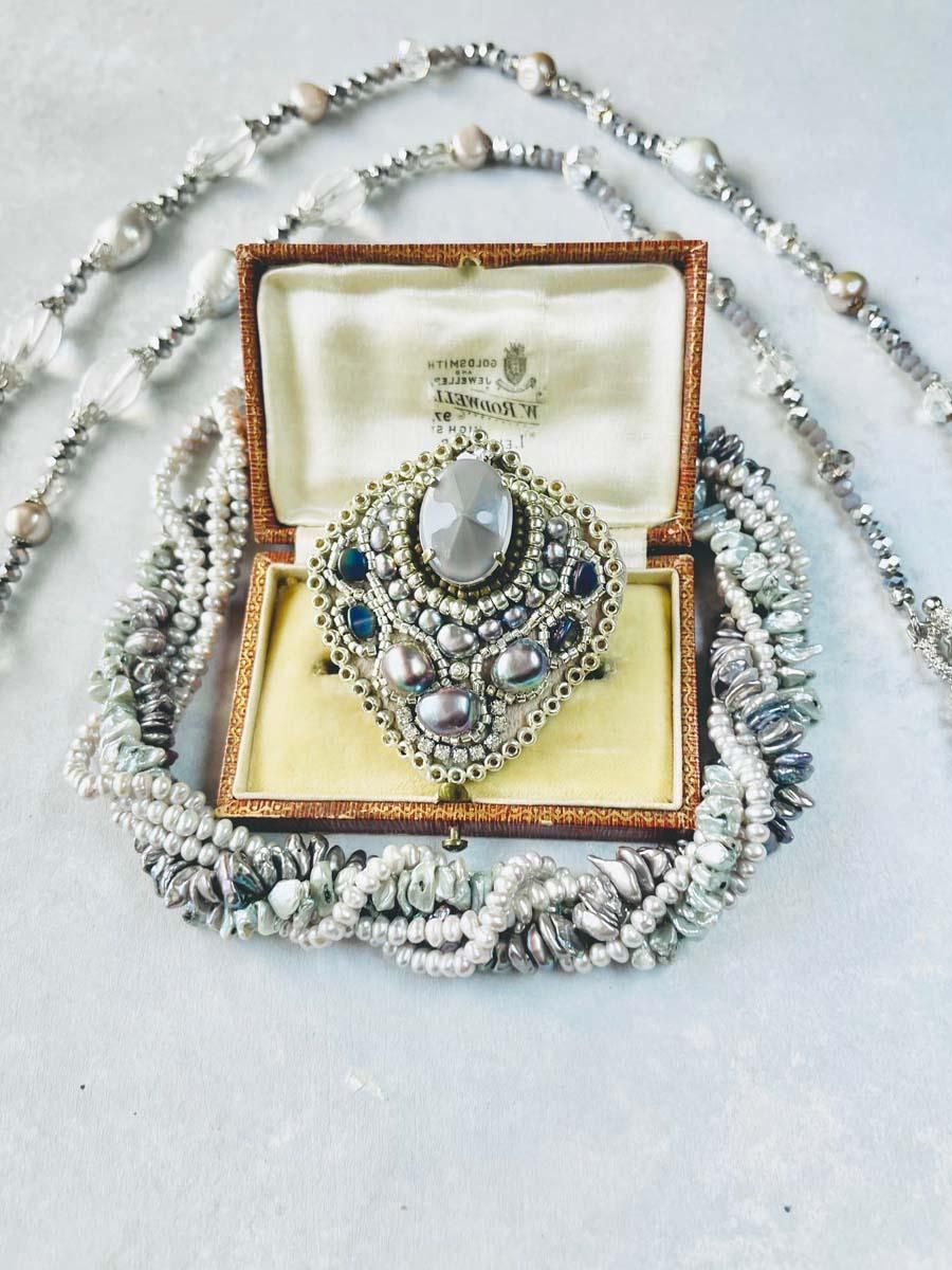 グレー ヴィンテージ カボション ビーズ 刺繍 ブローチ ビジュー グレー ヴィンテージ カボション ビーズ 刺繍 ブローチ ビジュー