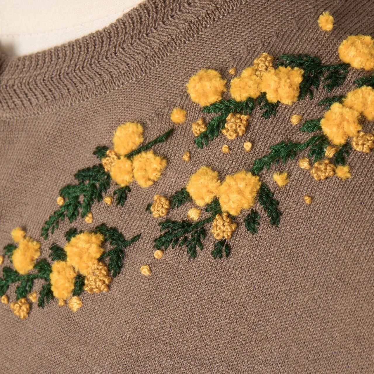 Pale Jute × MAISON CARRÉE 「mimosa embroidery cardigan Pale Jute × MAISON CARRÉE 「mimosa embroidery cardigan