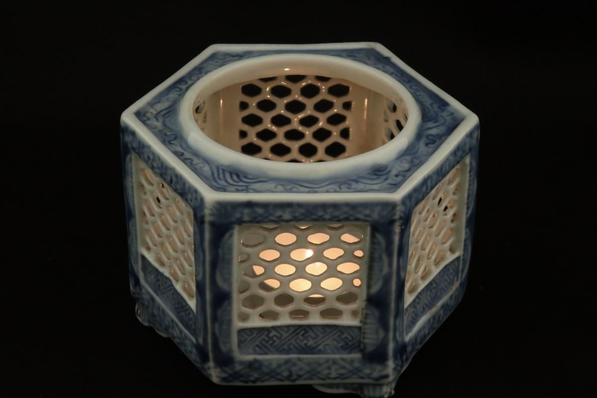 伊万里染付六角透かし盃台(淡)/ Imari Hexagonal Blue & White 伊万里染付六角透かし盃台(淡)/ Imari Hexagonal Blue & White