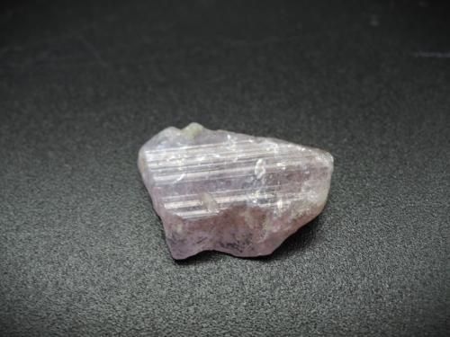 ラベンダーカラーの稀少石】マグネシオアキシナイト原石 ラベンダーカラーの稀少石】マグネシオアキシナイト原石