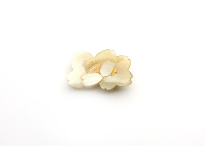 水牛角製帯留め 桜 - 京都富小路の和装小物専門店きねや 水牛角製帯留め 桜 - 京都富小路の和装小物専門店きねや