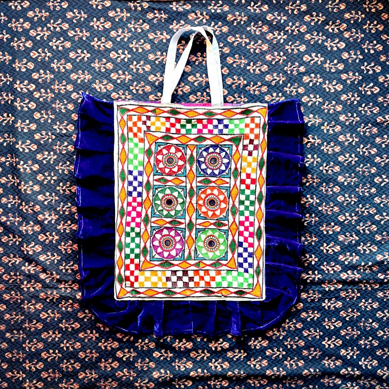 ヴィンテージ カッチ刺繍スカート・バッグ - インドファッション ヴィンテージ カッチ刺繍スカート・バッグ - インドファッション