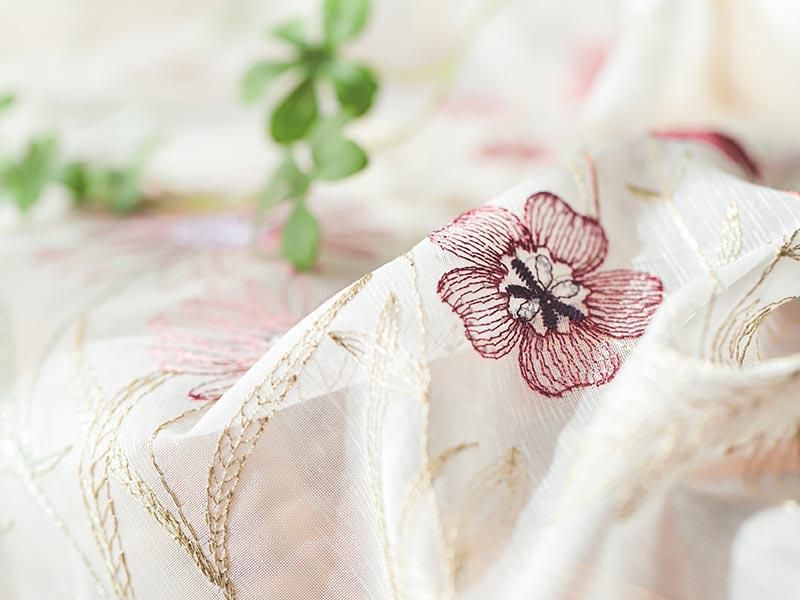 2倍ひだ】繊細なフラワー刺繍で優しい窓辺空間に。映し出す影 2倍ひだ】繊細なフラワー刺繍で優しい窓辺空間に。映し出す影