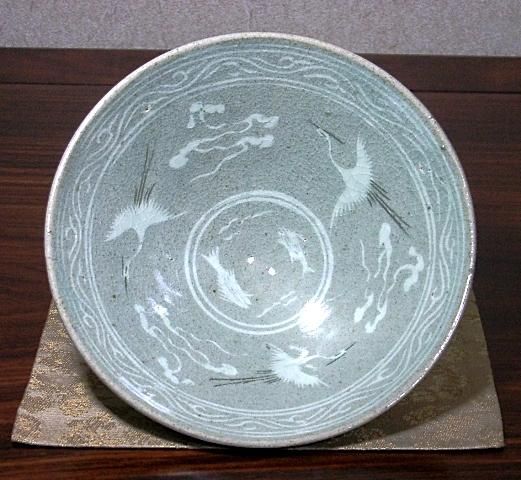 韓国 樊川窯 安東 五 作 雲鶴青磁 茶碗 無傷 箱合。 韓国 樊川窯 安東 五 作 雲鶴青磁 茶碗 無傷 箱合。