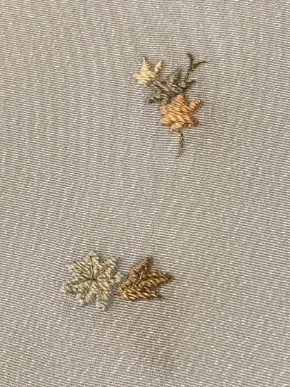 本場丹後縮緬 ちぐさ織 楓・紅葉に万寿菊文様 手刺繍 半襟 本場丹後縮緬 ちぐさ織 楓・紅葉に万寿菊文様 手刺繍 半襟