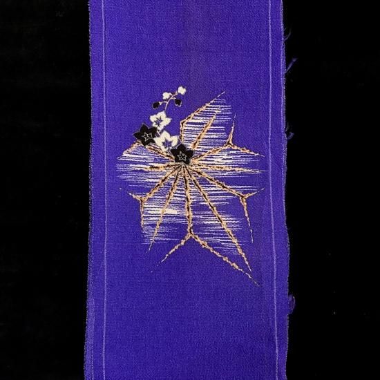 青紫色 麻の葉に桐文様 アンティーク 縮緬地 刺繍・染 半衿 青紫色 麻の葉に桐文様 アンティーク 縮緬地 刺繍・染 半衿
